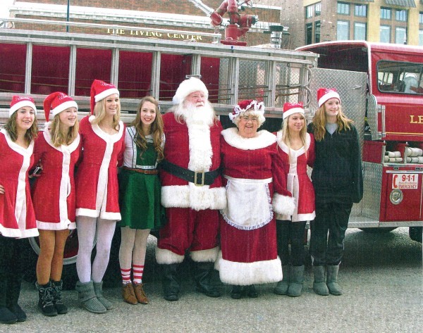 Le Mars couple lights up Christmas season with Santa cheer