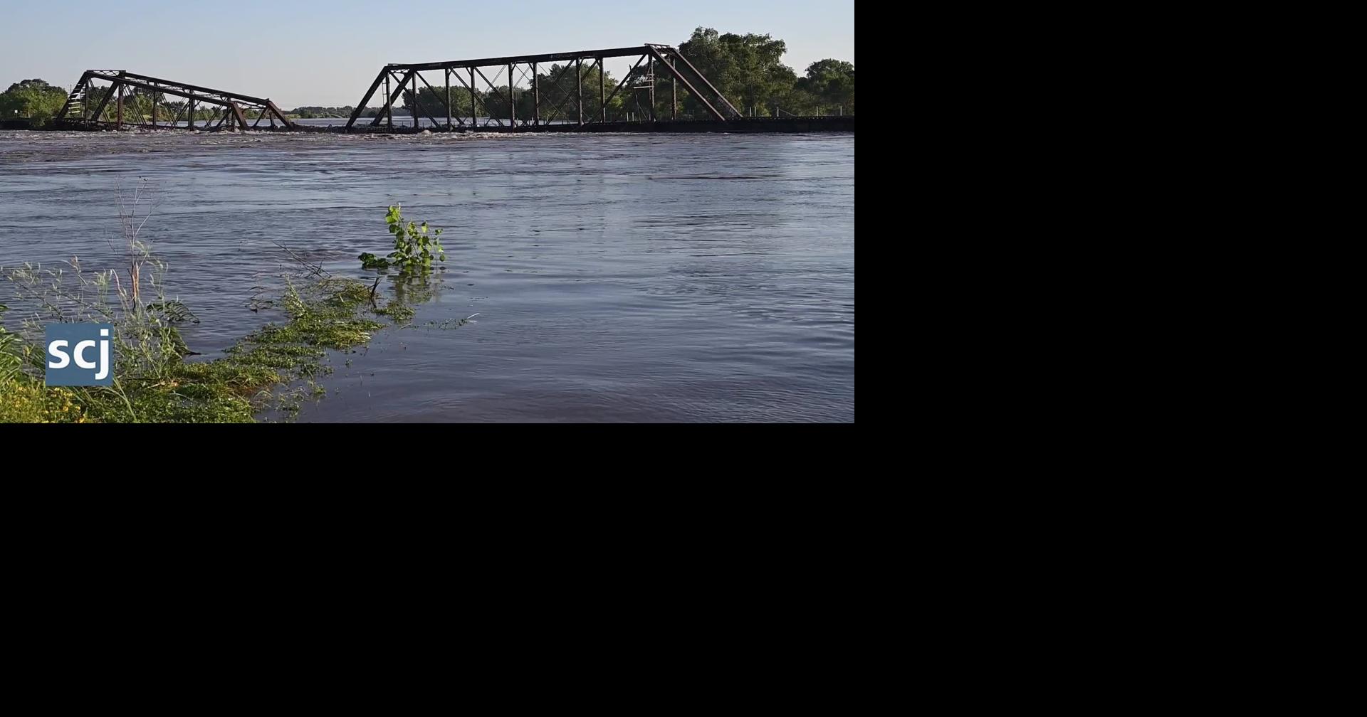 Railroad bridge over Big Sioux River collapses