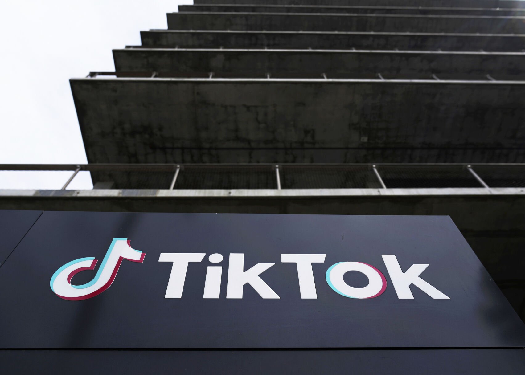 TikTok signs deal to sell US unit to American investors