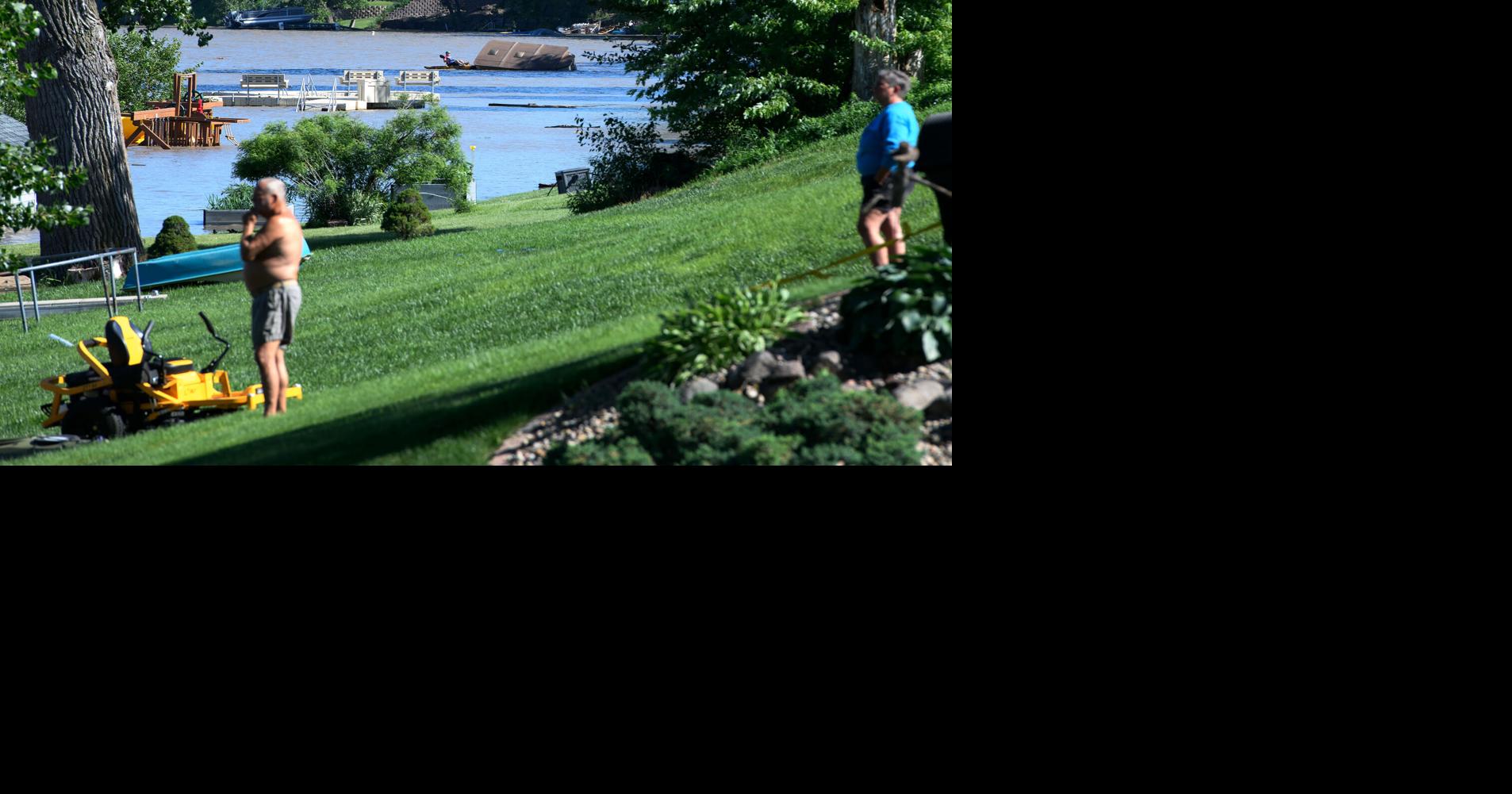 PHOTOS: McCook Lake, North Sioux City residents fight floodwaters