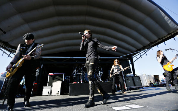 Music unites bands, fans at Uproar festival in Sioux City