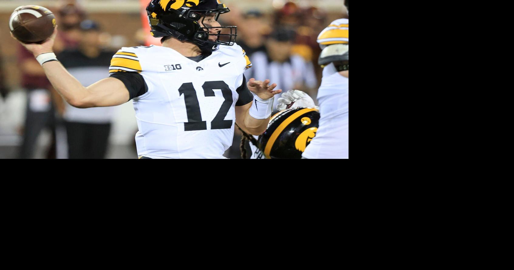 Iowa QB explains unique tendency to throw without laces