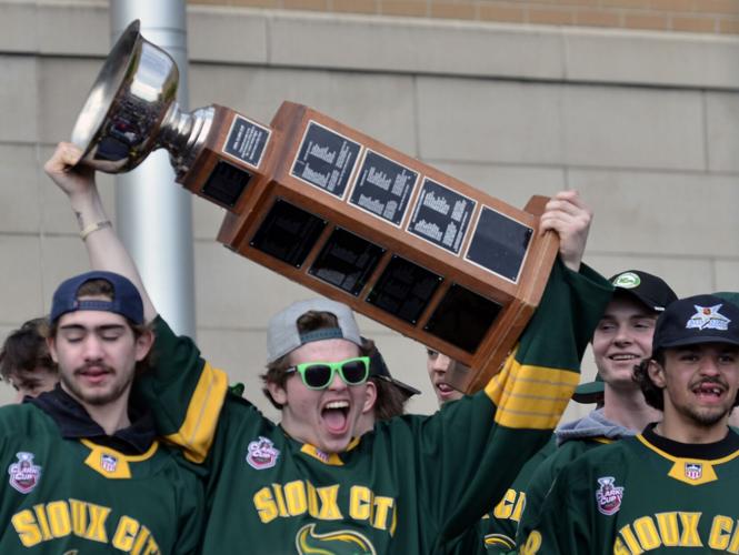 'Together forever:' Musketeers unite around Luke Strand's final message ...