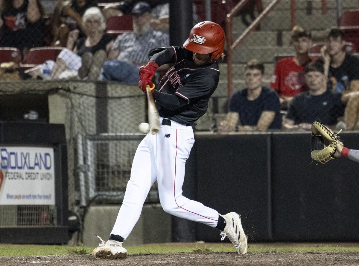 Sioux City Explorers salvage game with Chicago Dogs