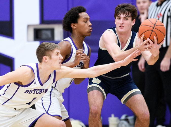 MOC-FV bottles up Heelan, returns to state tourney