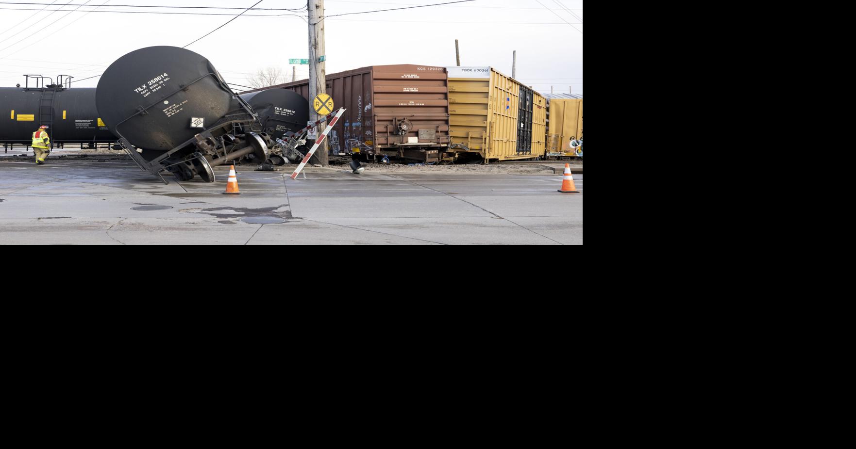 PHOTOS: Train derailed at 28th and Floyd