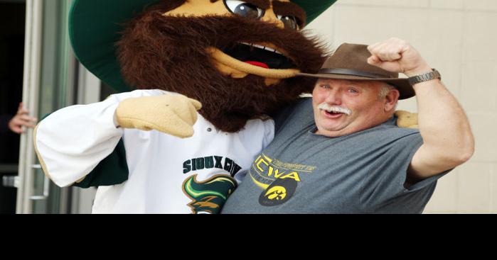 Fans throng Tyson for Musketeers playoff game in Sioux City