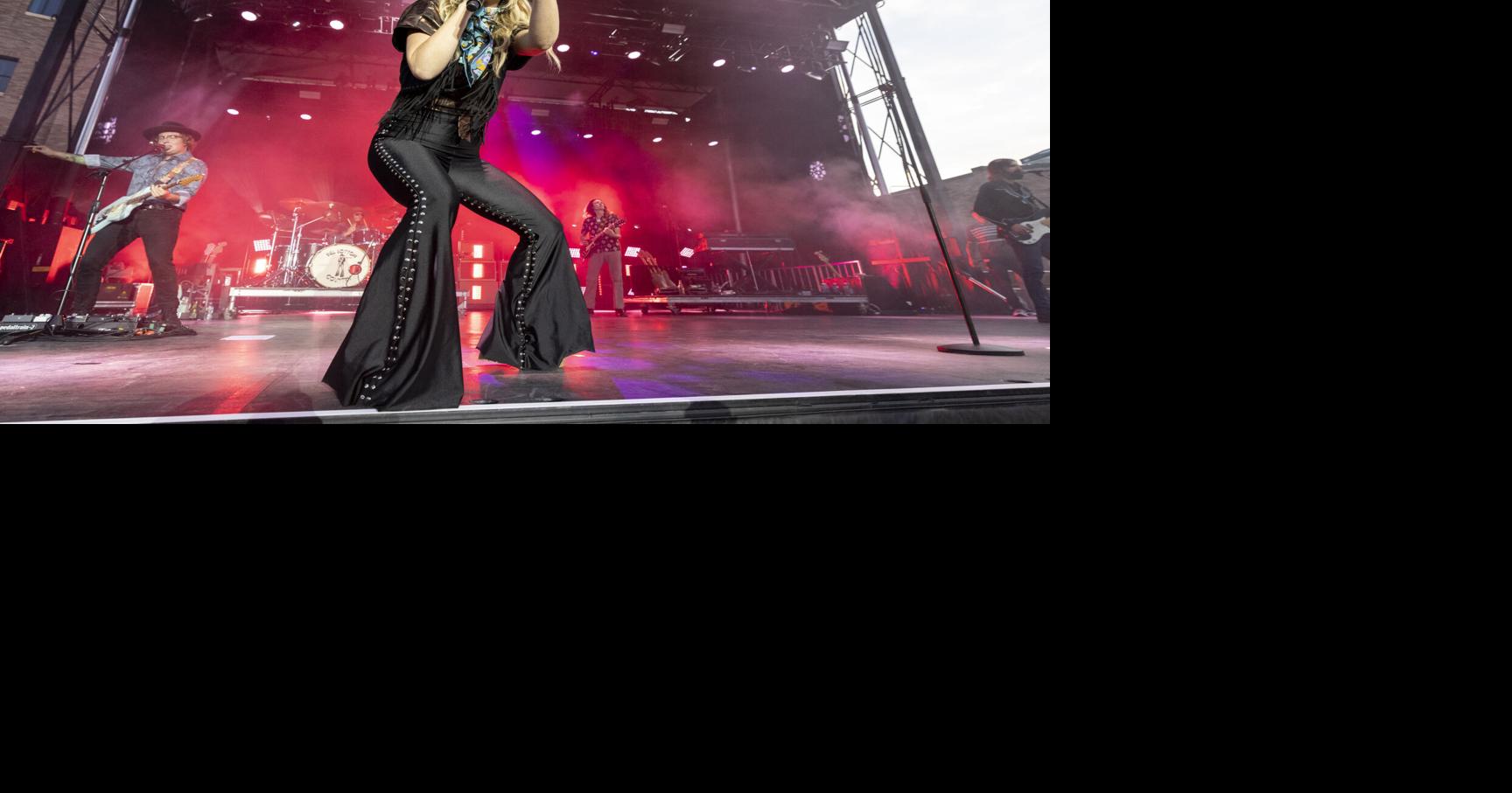 Lainey Wilson wows Battery Park crowd with forceful show