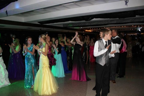 Snow in Siouxland? The proms must go on