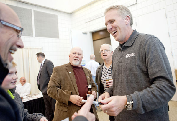 Legendary Iowa QB Long makes Sioux City visit