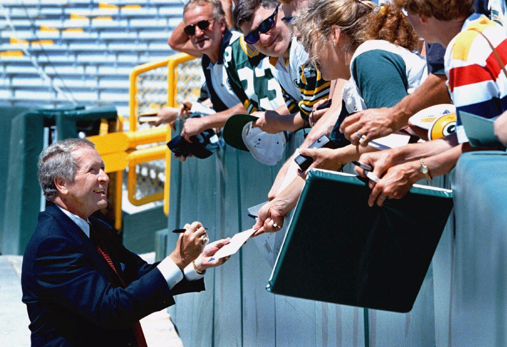 Longtime Packers CEO Bob Harlan dies at 89