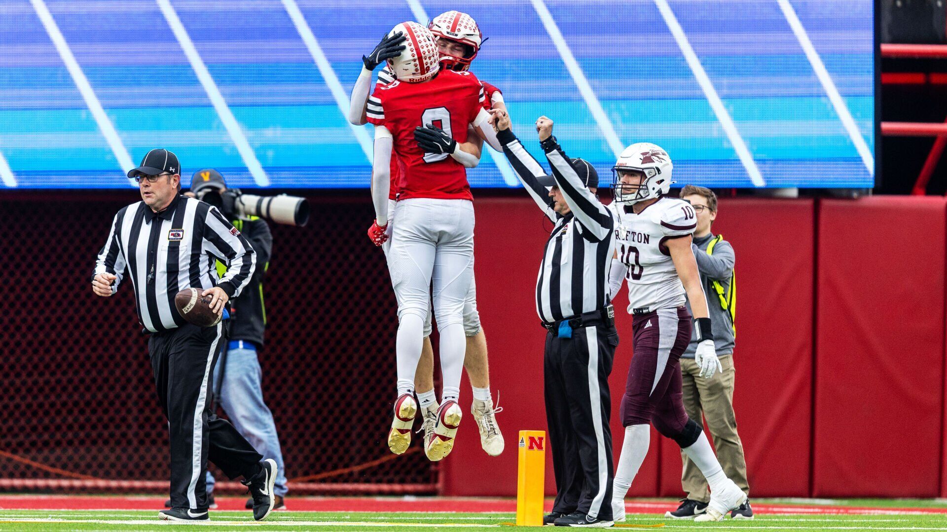 Sealey's 5 TDs leads Sandy Creek past Crofton in Nebraska 8-man 1 ...