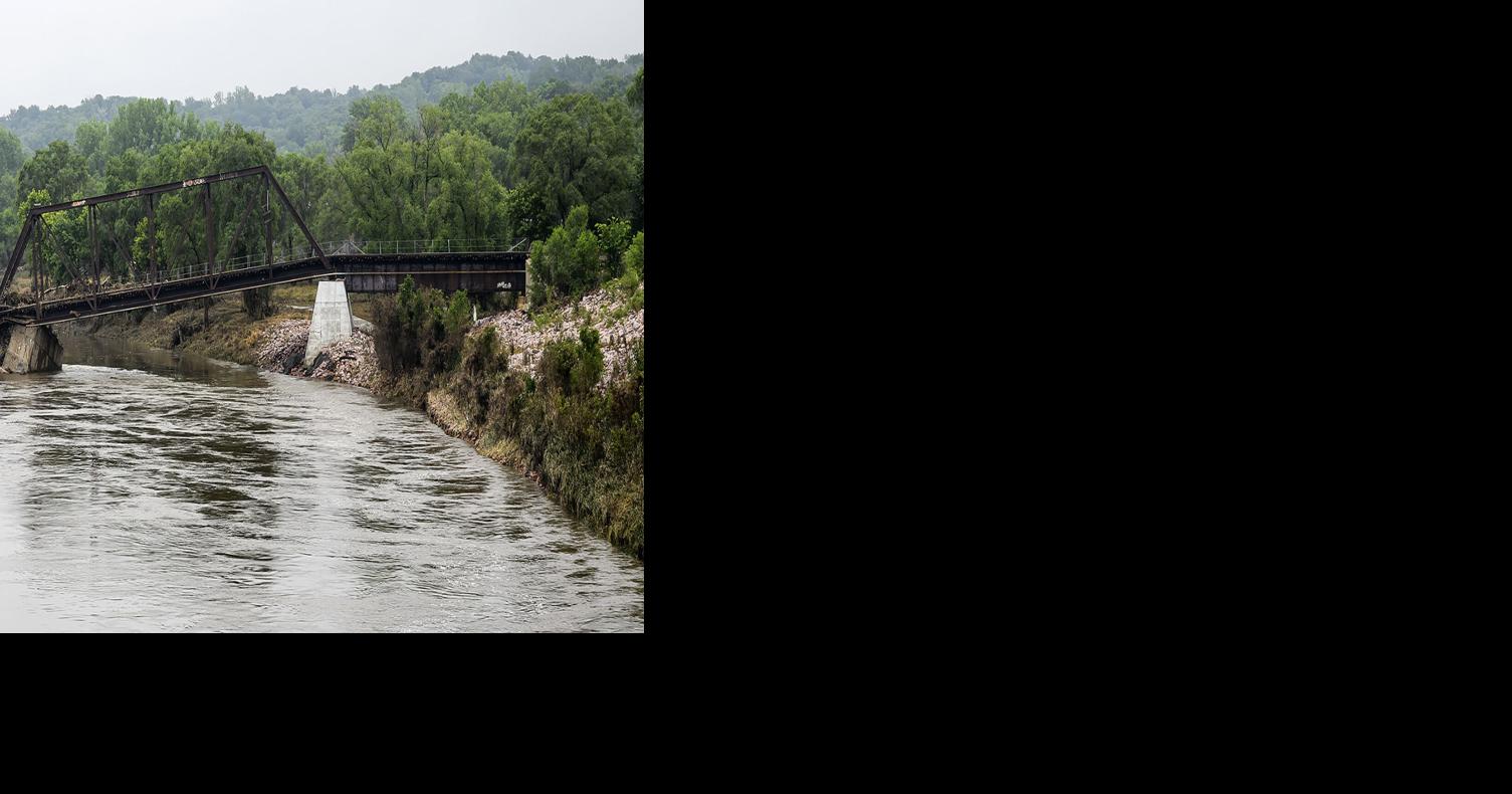 BNSF readies removal of remnants of collapsed bridge