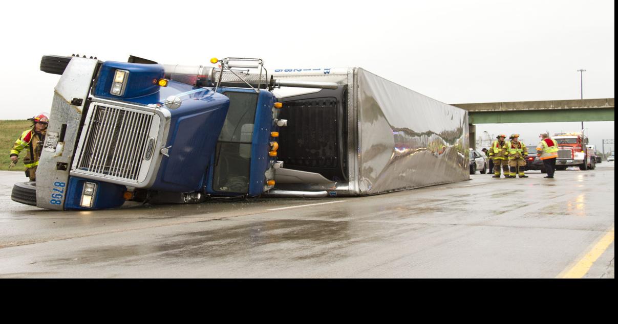 Semi tips over on Interstate 29