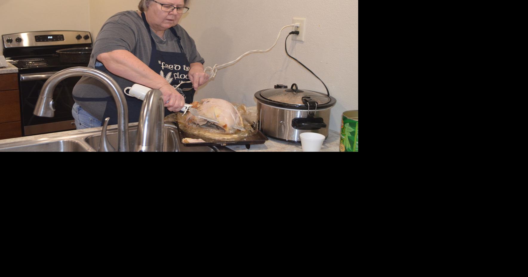 Church volunteers provide Thanksgiving dinner, fellowship