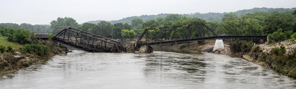 BNSF readies removal of remnants of collapsed bridge