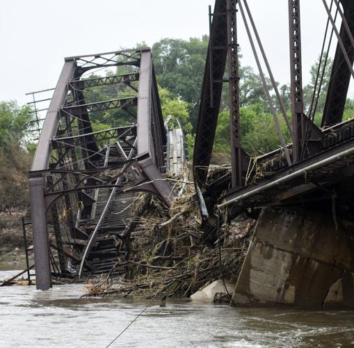 BNSF readies removal of remnants of collapsed bridge