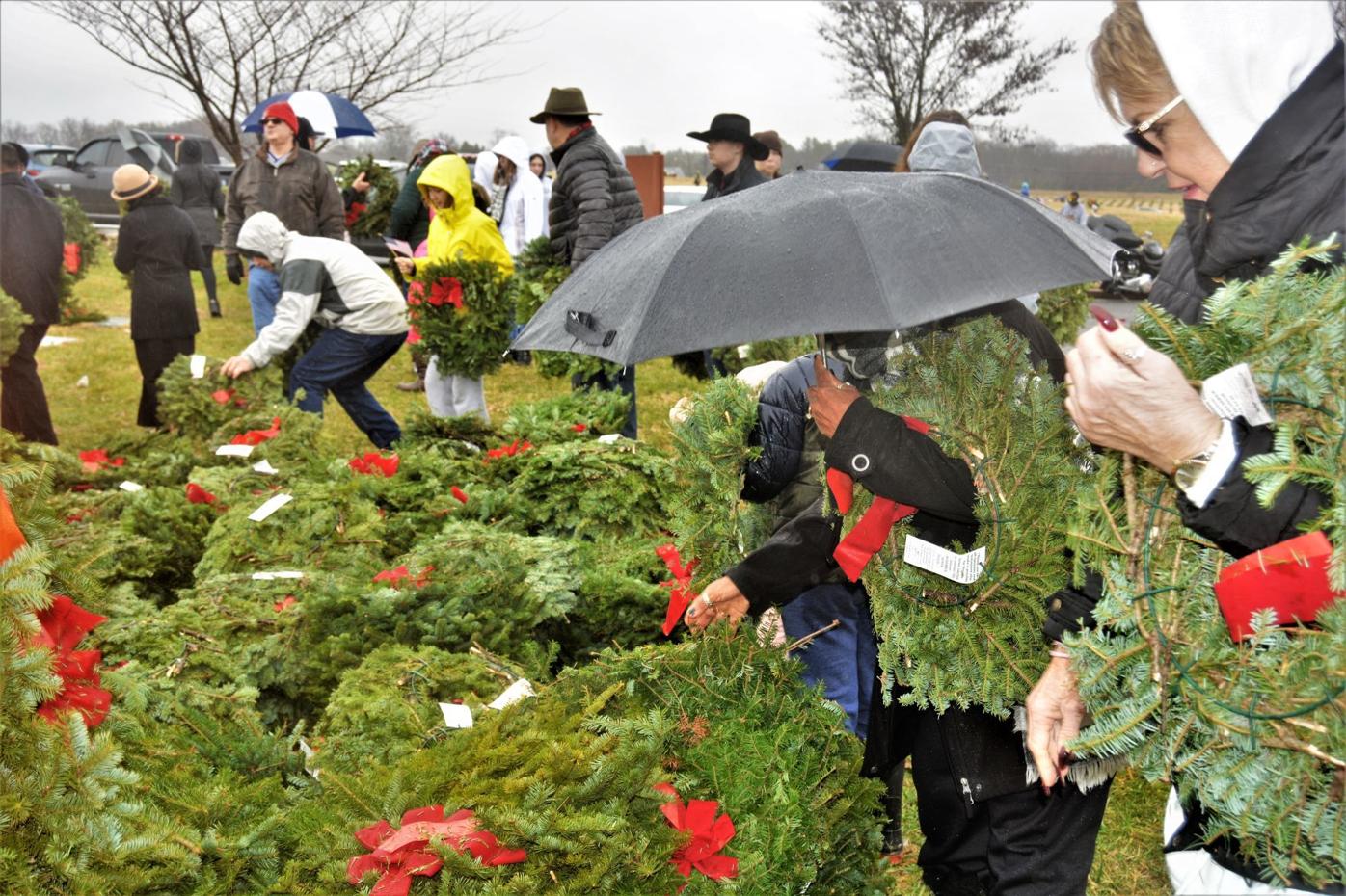 Laying wreaths in the rain | Local News | somdnews.com