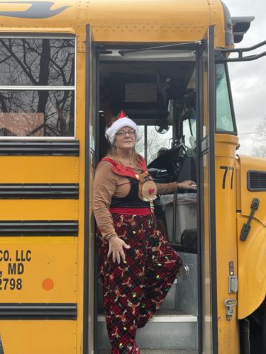Beloved bus driver 'Mrs. Dea' brings holiday cheer to young passengers ...