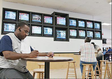 Rosecroft Raceway draws hundreds on reopening day | News | somdnews.com
