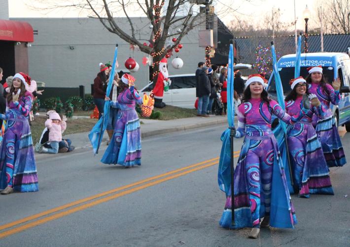 Chamber of Commerce Christmas Parade rolls with good weather, big ...