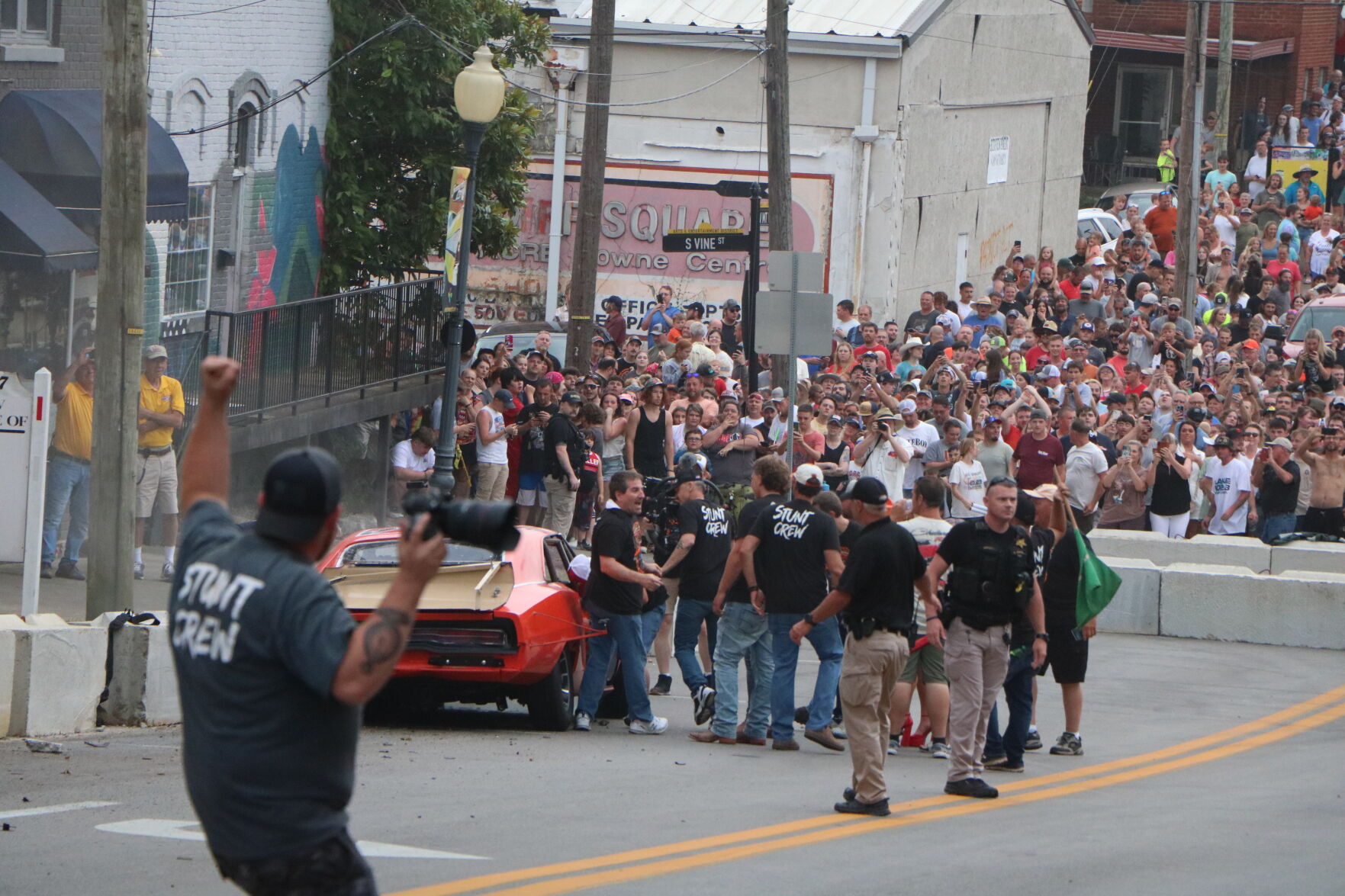 Huge Somernites crowd sees 'Dukes' car jump over fountain | News ...