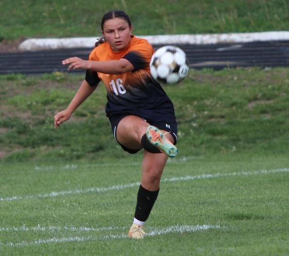 Fairfield boys win, girls lose in soccer games against Ft. Madison ...