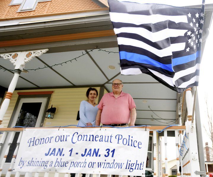 Conneaut houses lit blue to support police | Local News | starbeacon.com