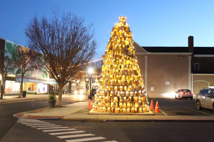 Cambridge's crab basket tree shines bright | Dorchester County News ...