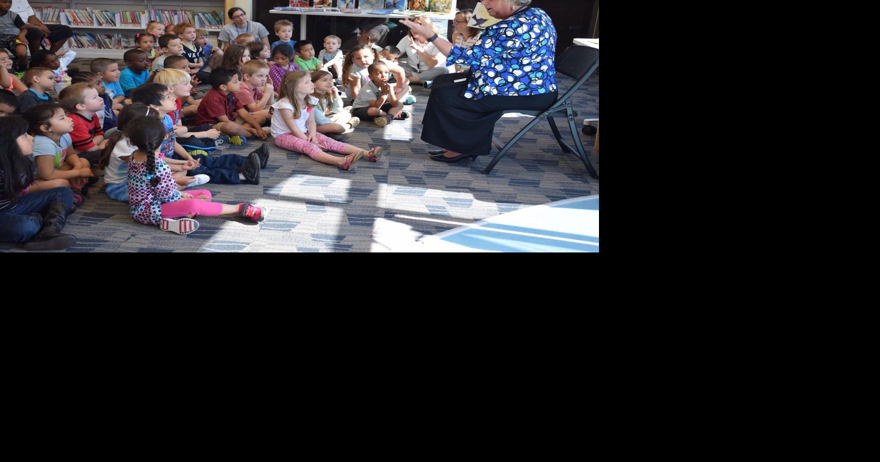 Kelly Griffith reads to students | Local | stardem.com