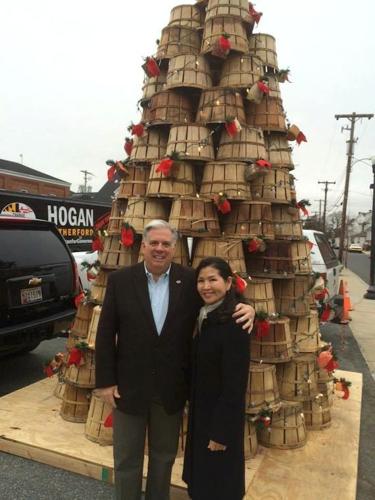 Cambridge Main Street constructs bushel basket Christmas tree | Business | stardem.com