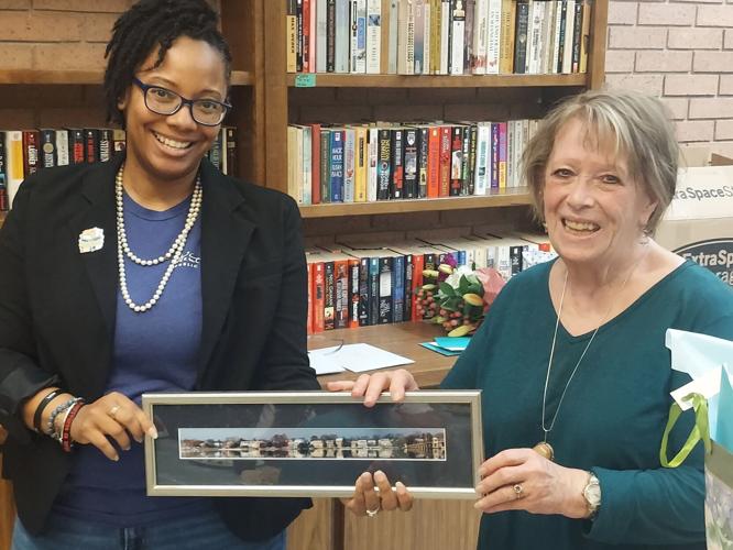 Community wishes library director a fond farewell | Local | stardem.com