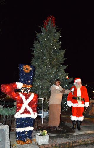 Cambridge tree lighting opens Dorchester holiday season | Local ...
