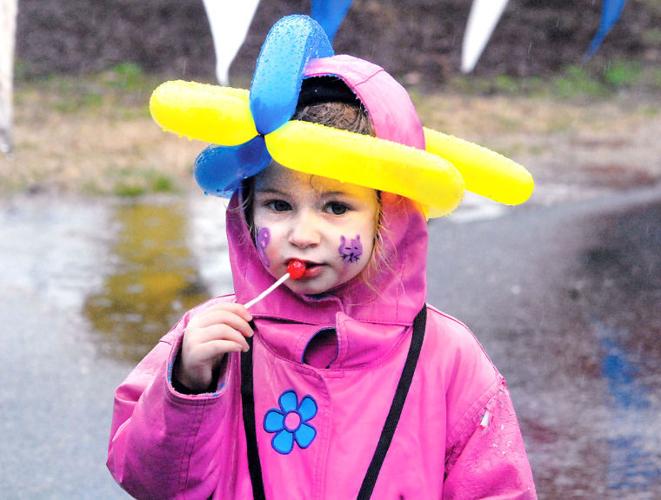Runners brave rain for Chick-fil-A race | Local | stardem.com