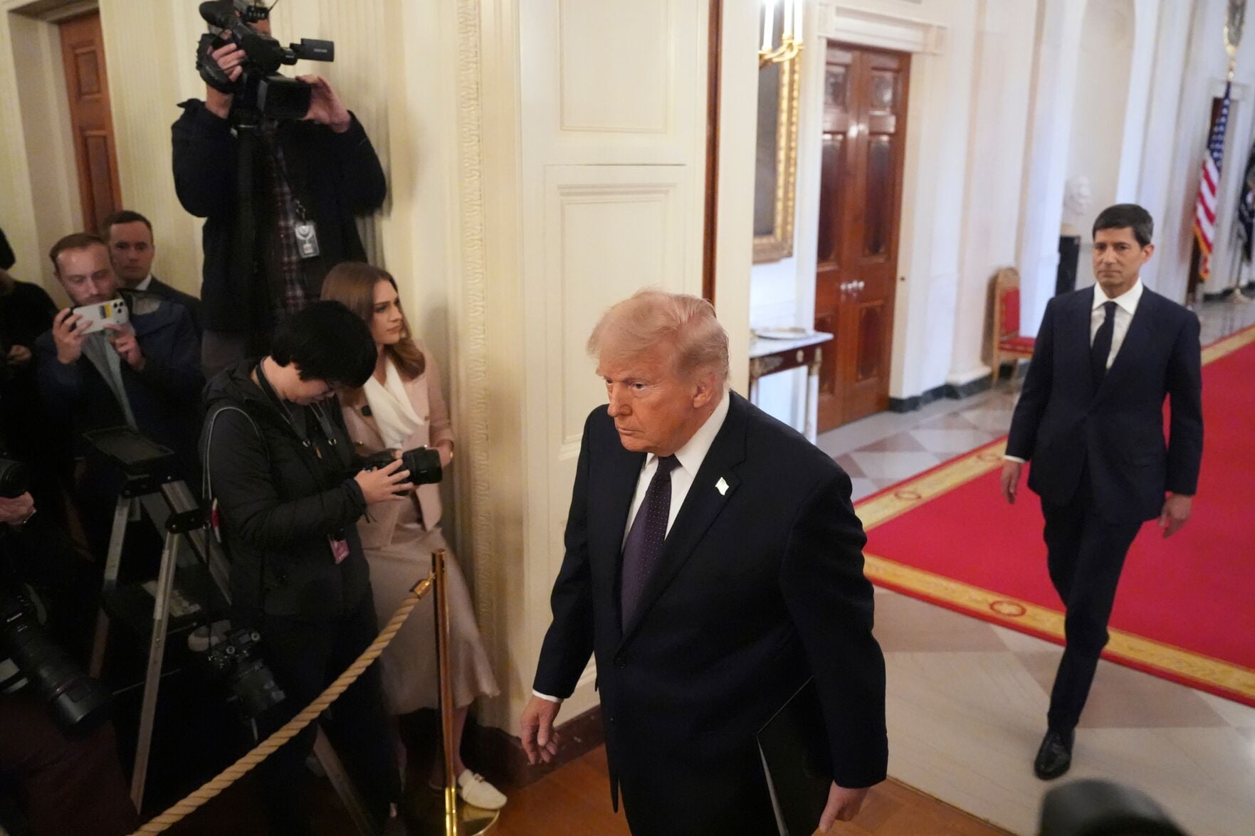 Trump signs an executive order that invites vetting of top AI models ...