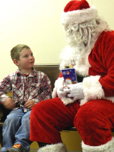 Santa visits children at Ruthsburg Community Center | Life | stardem.com