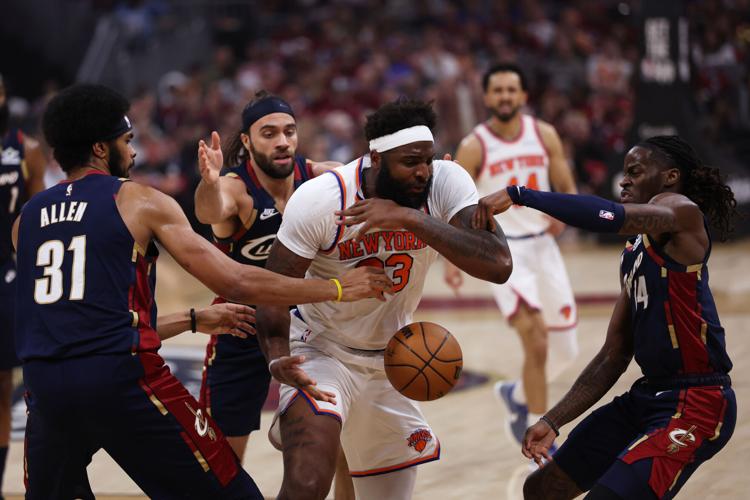Knicks center Mitchell Robinson has a broken right pinkie finger, AP ...