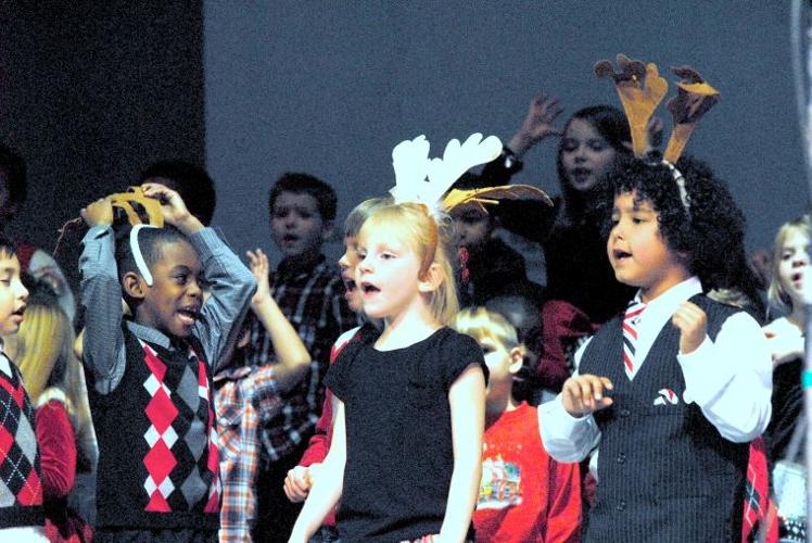 First graders sing of the holidays | Photos | stardem.com