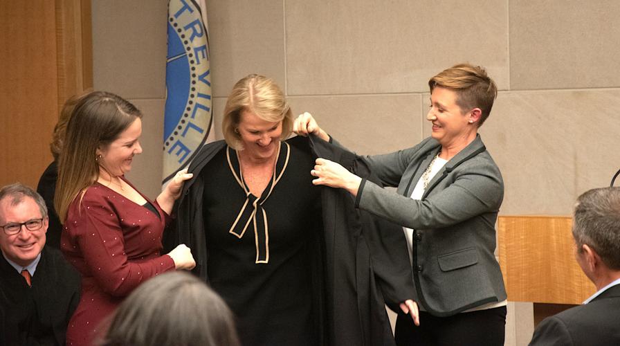 Knight sworn in as circuit court Judge | Local | stardem.com