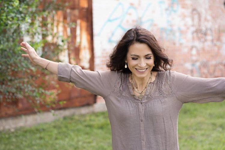 Christian singer Jean Watson preforms Benefit Concert in Cambridge ...