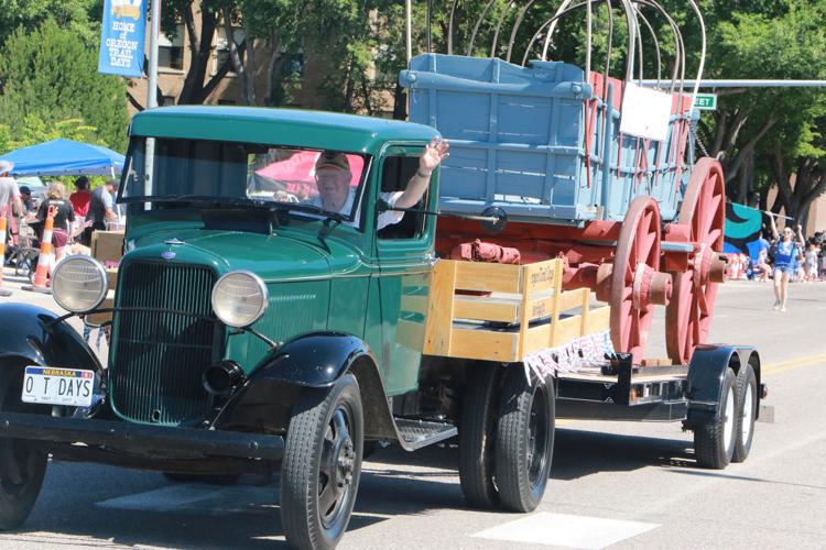 Oregon Trail Days parades draw crowds