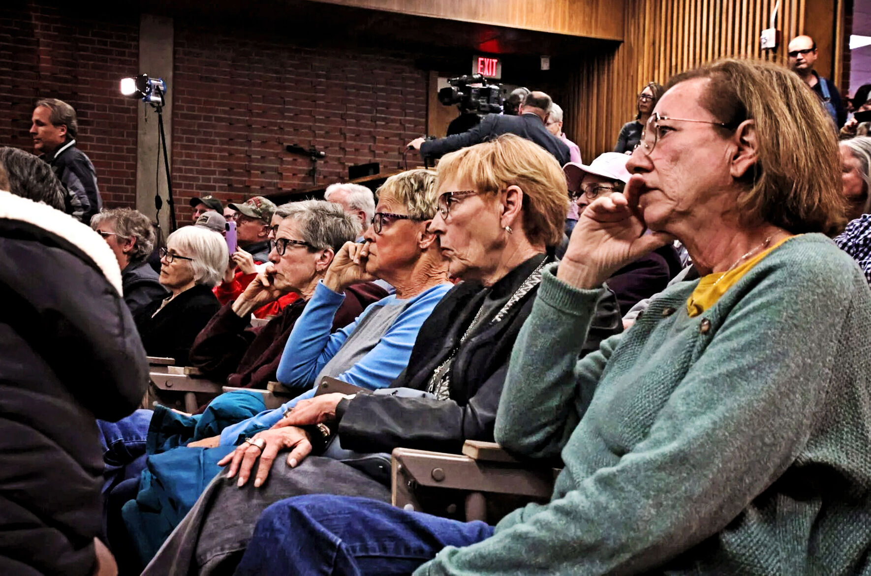 Ricketts encounters boisterous crowd at Scottsbluff town hall