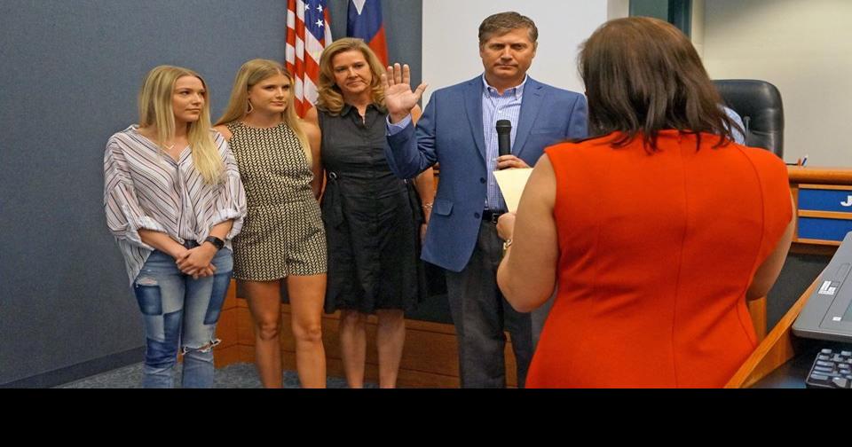 Dixon sworn in as Flower Mound mayor, hopes for respectful debates on ...