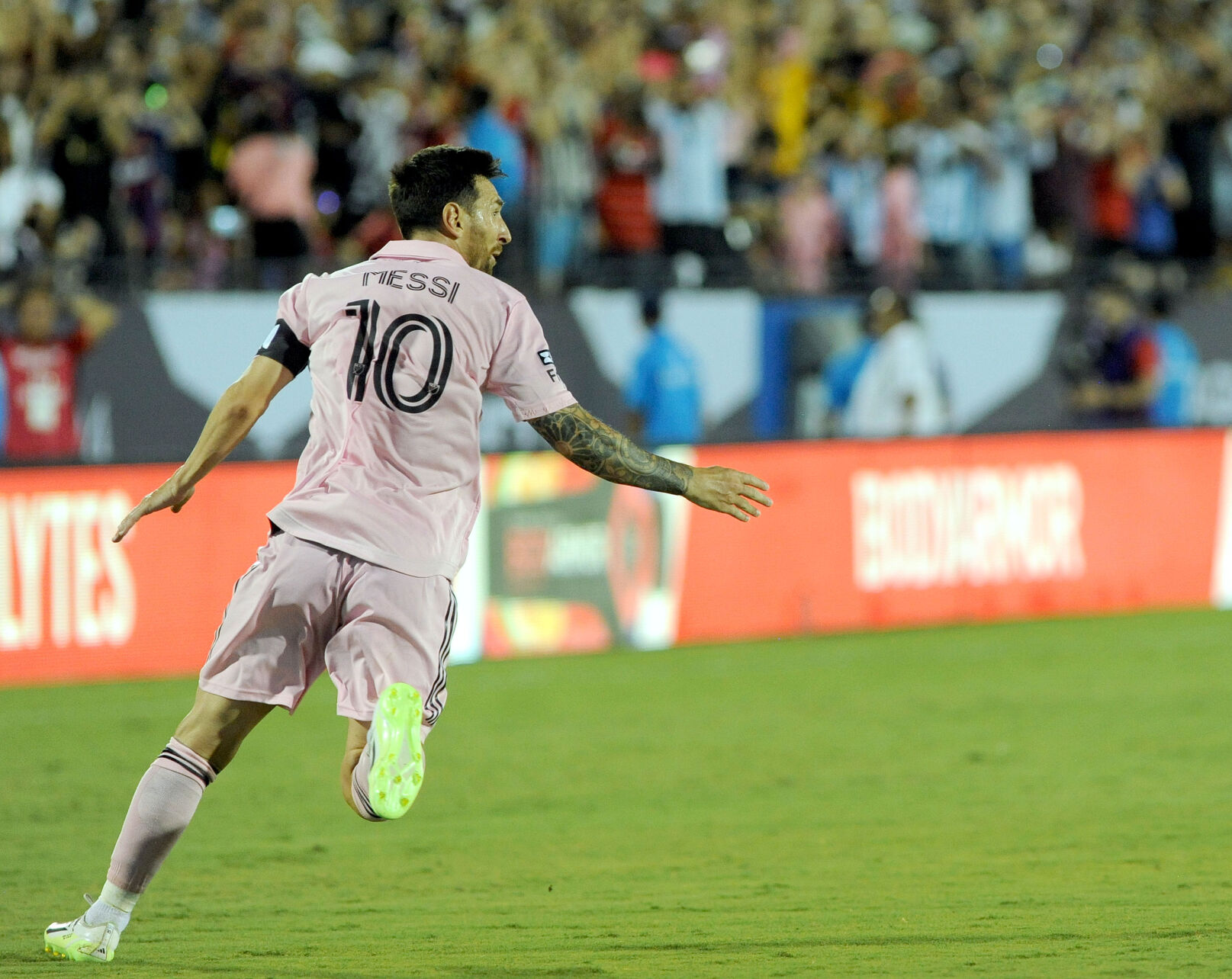 Messi Mayhem! Fans travel from near and far to see Messi, FC Dallas ...
