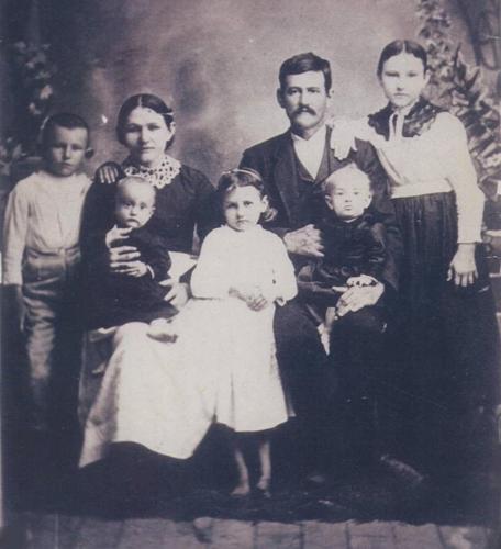 Throwback: Family members, old and new gather at family reunion ...