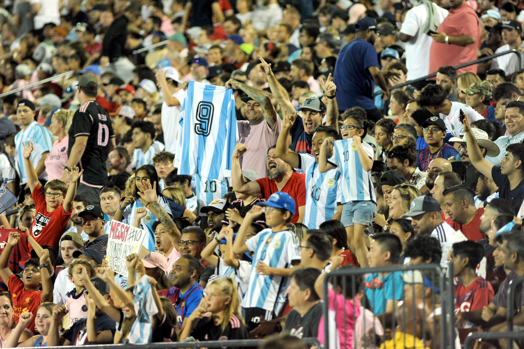 Los fanáticos disfrutaron de un espectáculo mágico por parte del único ...