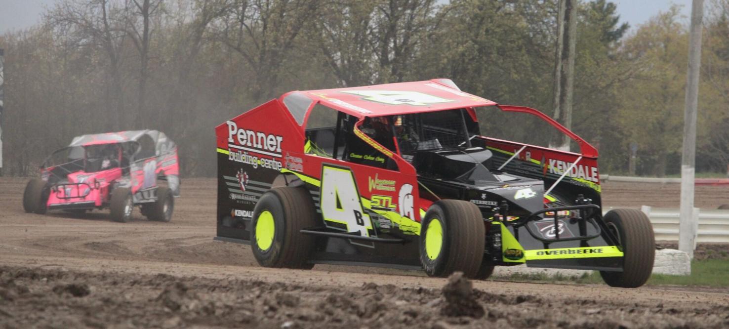 A total of 109 cars compete in Merrittville season opener