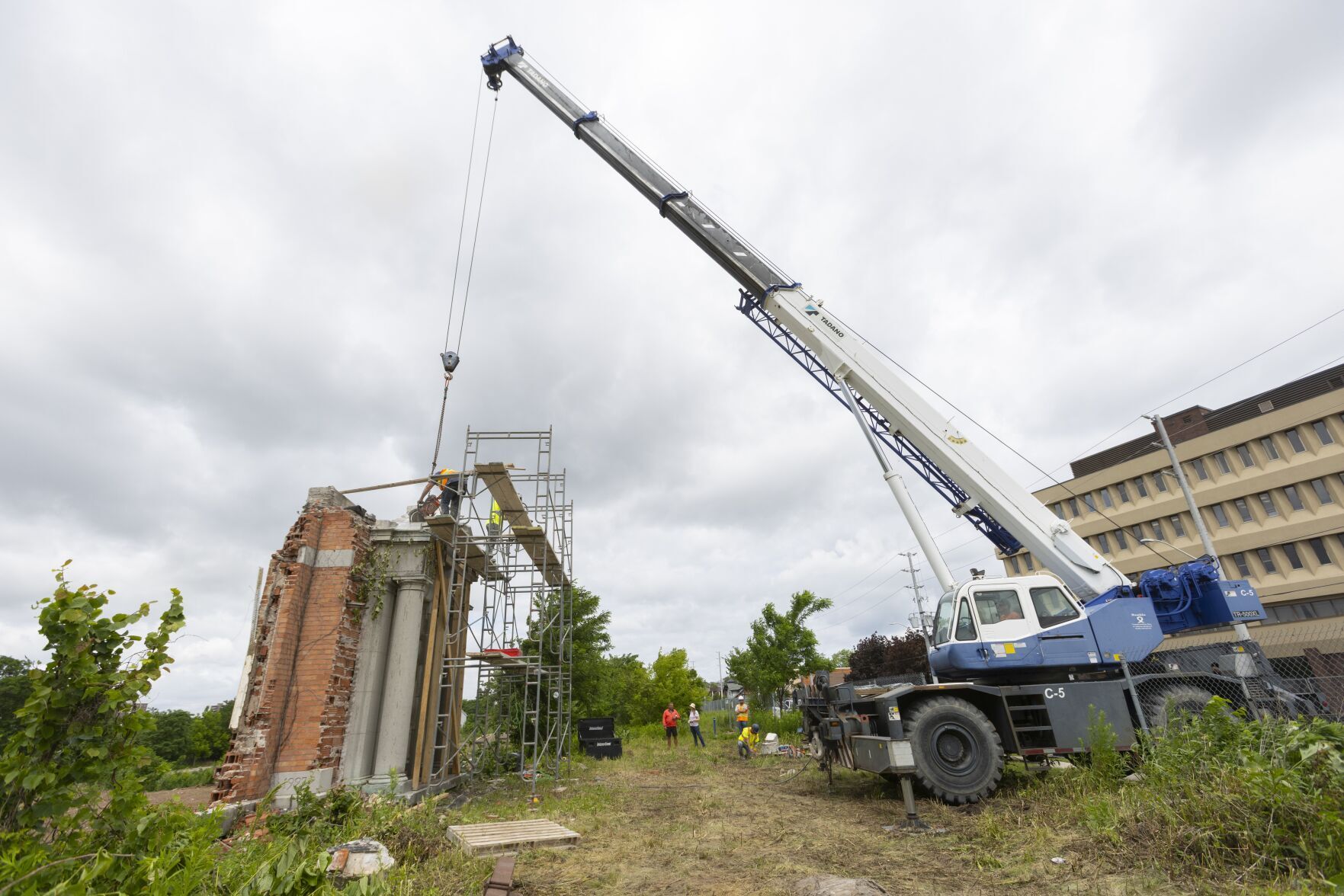 Crews dismantling old St. Catharines hospital archway