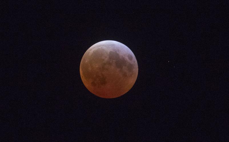Blood moon shines over Niagara