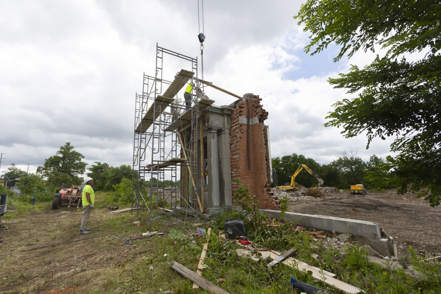 Crews dismantling old St. Catharines hospital archway